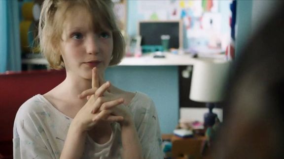 小女孩被当成洋娃娃,玩了10年挠痒游戏,长大后恍然大悟