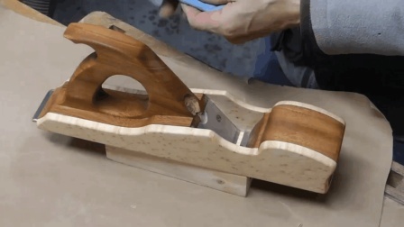 外国牛人纯手工打造一把木工刨,成品能卖两百块都不止了吧