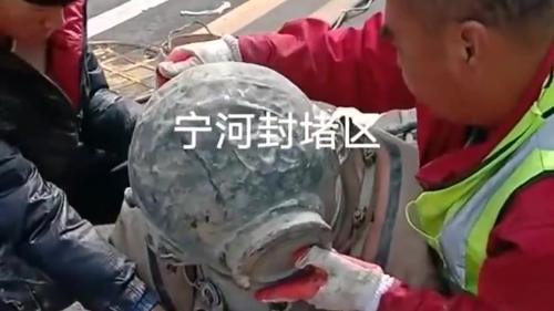 疏通下水道,看到工人这装备,就知道多危险了