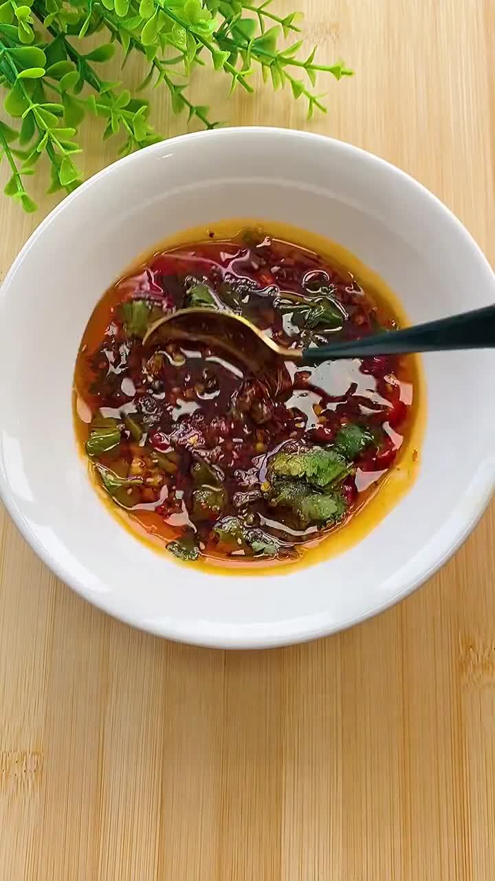 天气越来越热,来一款超好吃的凉拌金针菇,比肉还要好吃!