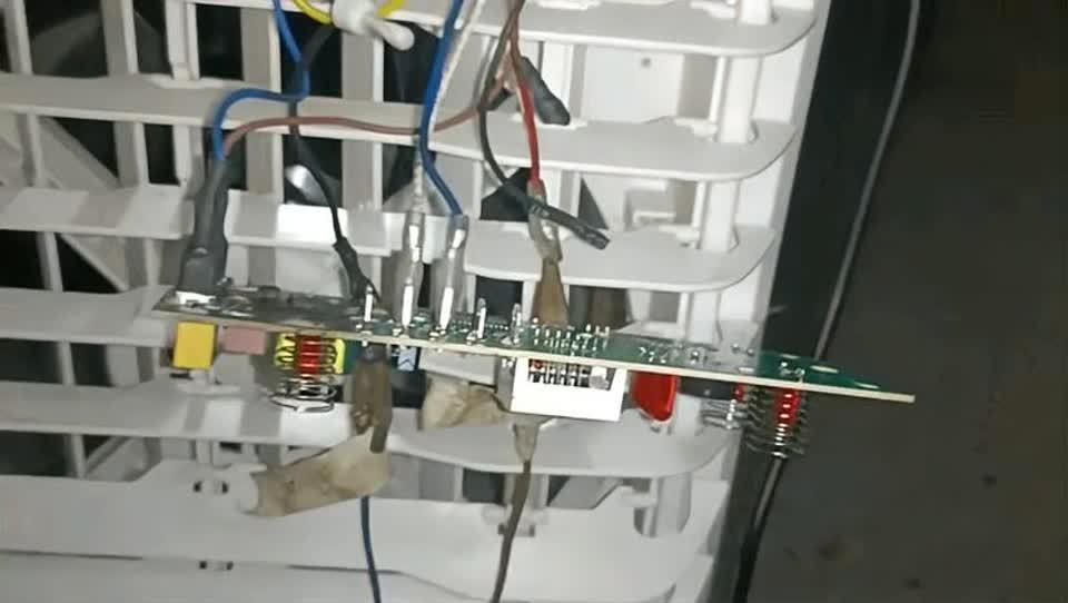 今天维修了一台冷风机,就是风扇电机不转,看看什么原因导致