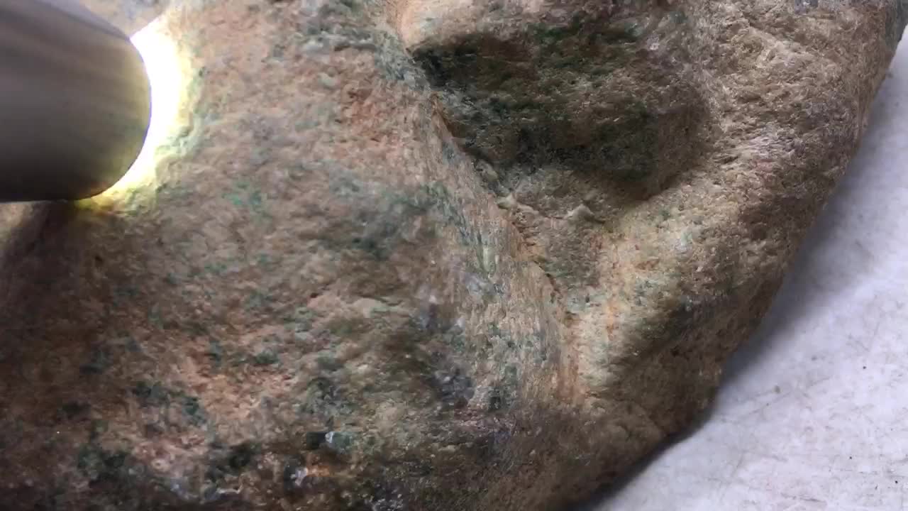 赌石视频,老坑木那满绿翡翠原石