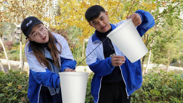 隔空传水,学霸用吸管做不到