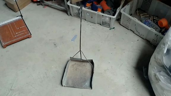 铁制撮箕变形后扫不起来灰尘,农村小伙用一种方法轻松解决。