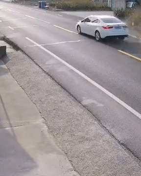 【电动三轮车被追尾撞成两截,男子所幸带了头盔】近日,绩溪县金沙...