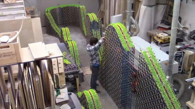 小哥用50000个乐高积木搭建过山车,工程量3天3夜,玩起来超刺激