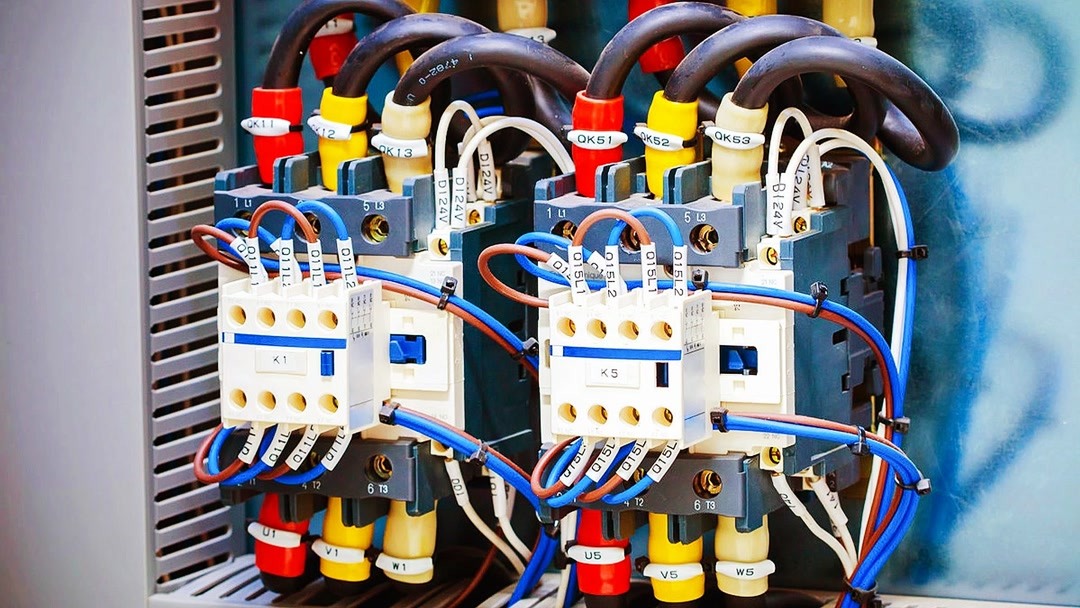 交流接触器的额定电压是380V,通上220V电源会怎么样?演示给你看