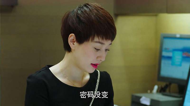 男子带老婆买鞋,刷卡时服务员问:密码没变吧?原来男子是她前夫