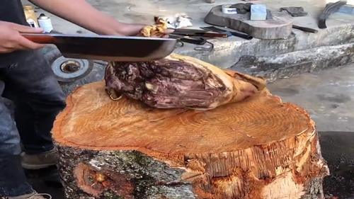 农村牛人自己打造的切菜刀,一个大猪头几下就解决了,质量真好!