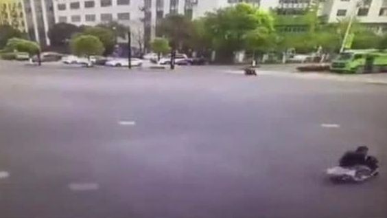 骑电瓶车一定要注意安全,命是自己的 #安全驾驶# #交通安全你我他#