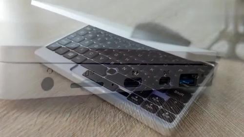 7英寸大的笔记本电脑开箱,配置强大到可以吃鸡有指纹识别