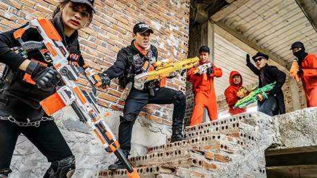 CS真人扮演:小姐姐被坏蛋抓住当人质!