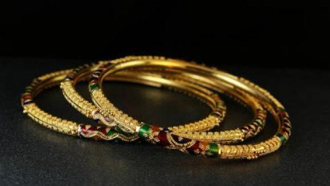 女子带来金手镯,专家看的两眼发直,估价让持宝人忙报警求护送