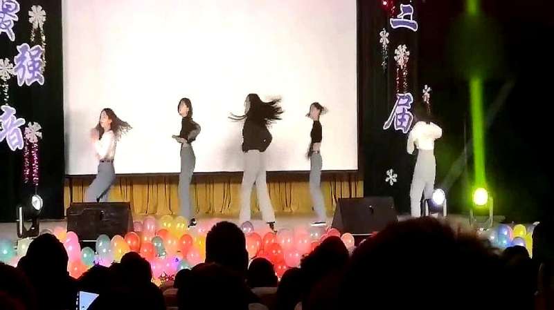 学校元旦晚会上,小姐姐跳舞,这水平真的可以出道了!