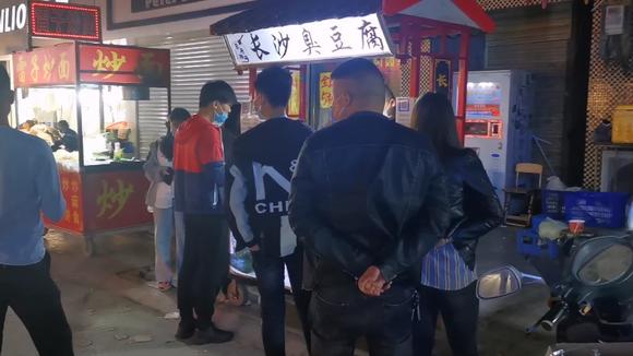 95后白手起家的小摊位