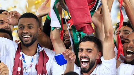 欢乐的海洋!卡塔尔全队手捧奖杯走向看台分享夺冠喜悦