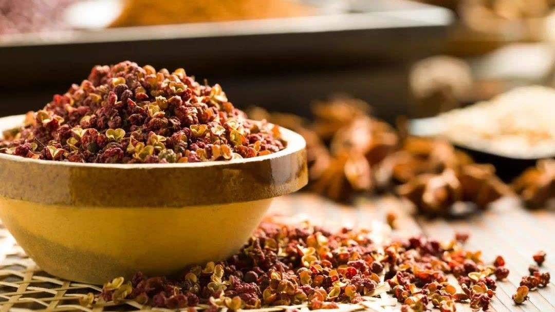 这味中药是女性的"暖宫宝",用它泡脚,温中散寒,子宫暖暖的!