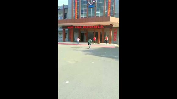 “神兽”回笼 模式转换。教育、卫建等部门为学生开学保驾护航。