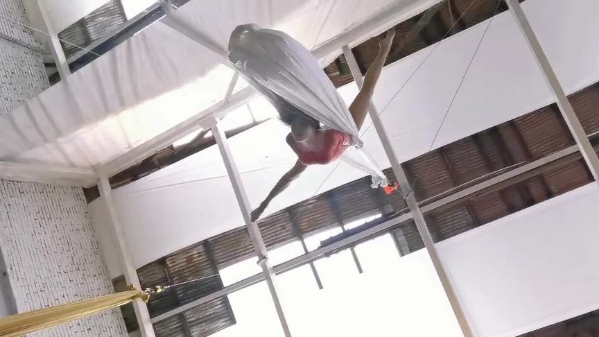 #空中瑜伽 用生活的小确幸[爱心] 面对未来的不确定[拥抱]