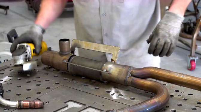 焊接修复排气管,看老师傅是如何操作的,换我是做不到