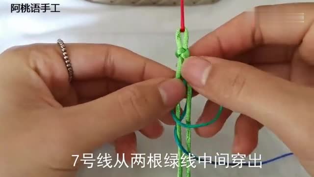 蝴蝶结手链的视频教程,初学者也能编得很好看,因为简单