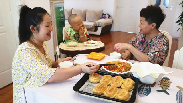 奶奶在家用烤箱做"酥饼"越嚼越香,搭配玉子豆腐金针菇