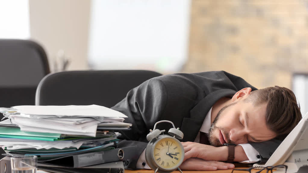 午睡超过20分钟,上班效率更差?爱因斯坦小睡法增强记忆力