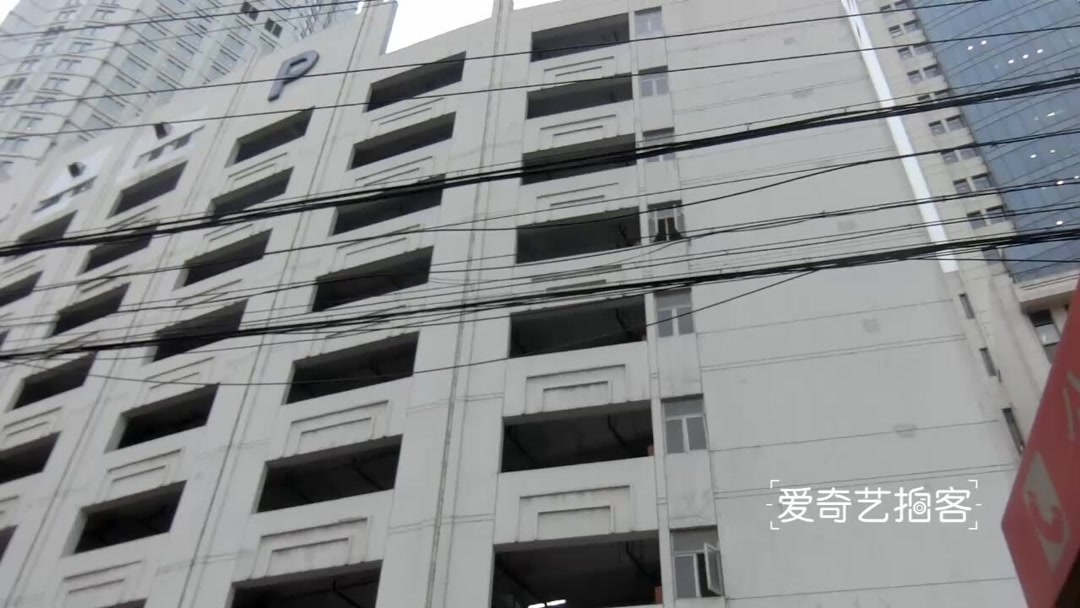 【拍客】上海停车场一女子离奇坠亡
