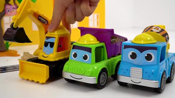 趣味动画,挖土车水罐车卡车一起合作,运送沙土