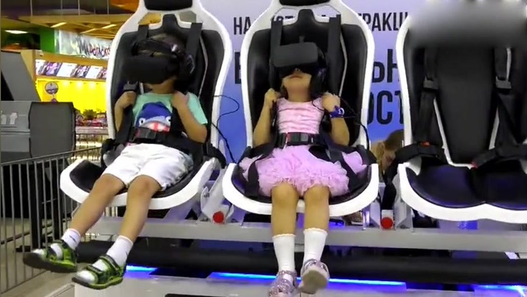 小朋友戴上VR眼镜,体验游戏,真好玩