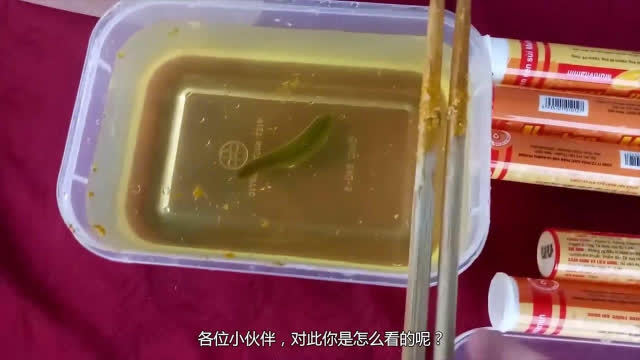小伙将刀加热至1000度测试999纯金的硬度,结果如何?