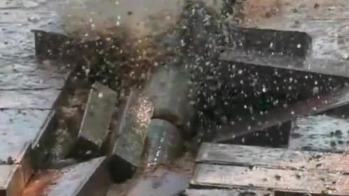 这个工程需要经过精密的计算,机器每下挖一米都是工人的心血,太不...