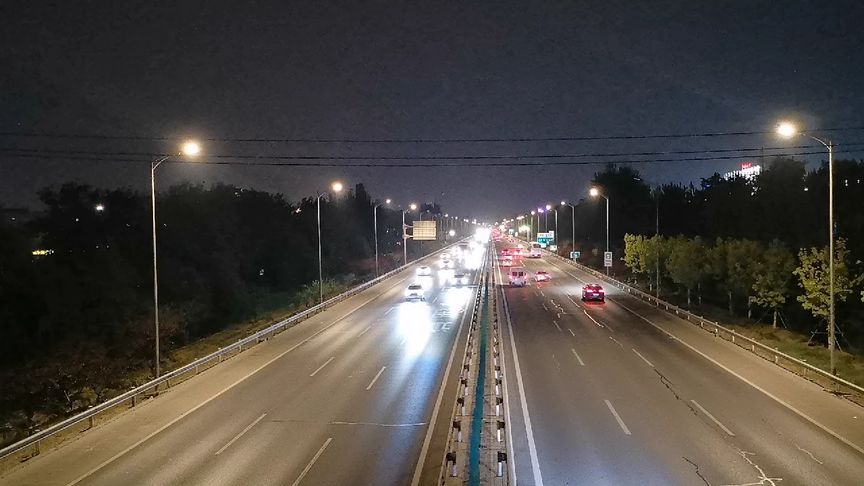 夜幕下的京藏高速,车来车往