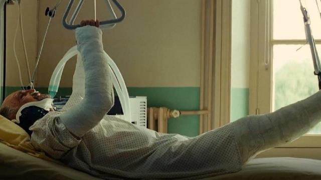 水管工敲诈黑帮,直接被打出200处骨折,7处裂开