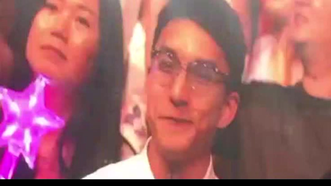 520周杰伦演唱会歌迷现场求婚,杰伦带头起哄“亲一个”