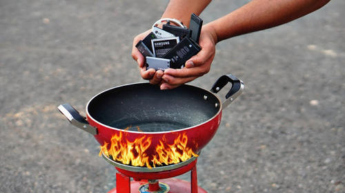 把电池丢入小锅爆炸吗?老外作死测试,结果真是太高能!