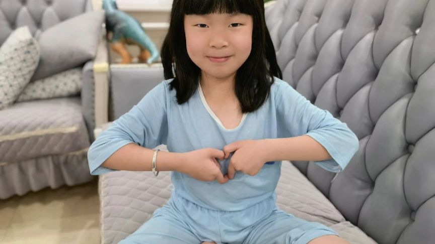 我家小闺女的暑假生活正式开始,看喜欢的动画片,玩具ߘ