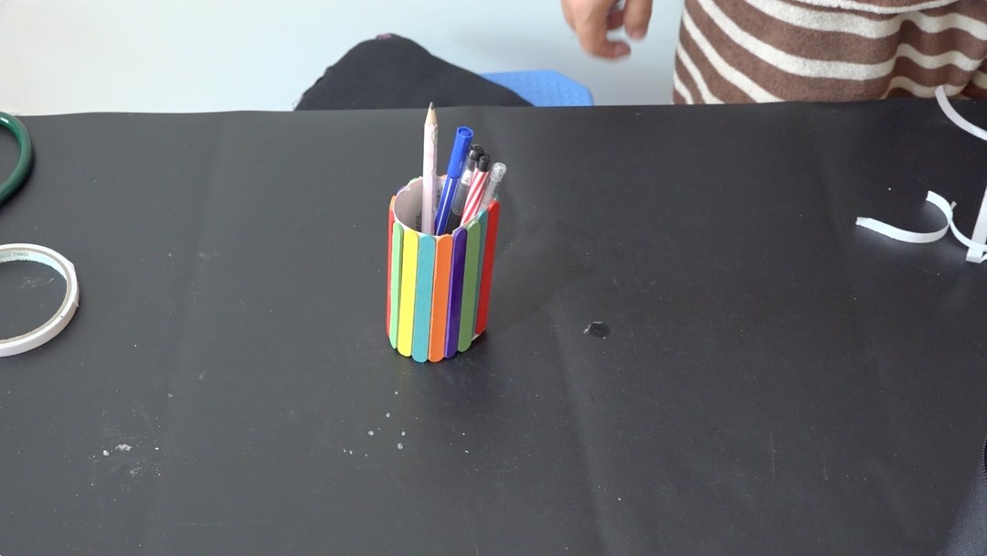 雪糕棍另类简单玩法,剪一剪粘一粘,做1个漂亮的个性笔筒