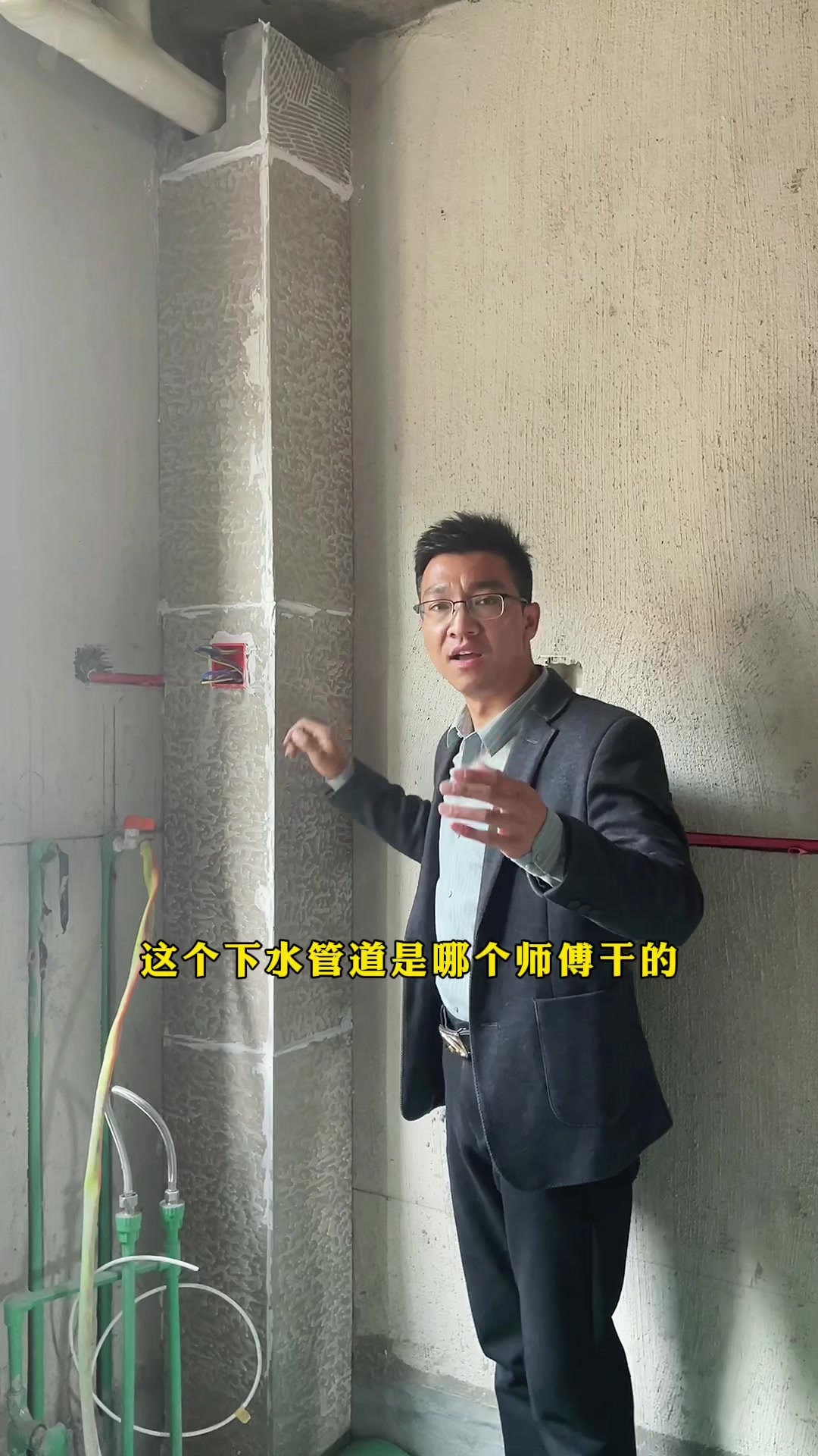 厨房下水管道用瓷砖架空工艺、正面朝内、用云石胶和结构胶固定、...