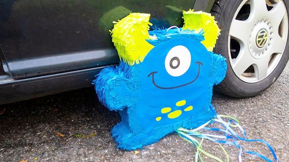 牛人使用小汽车碾压纸盒怪物玩具,请勿轻易模仿哦!