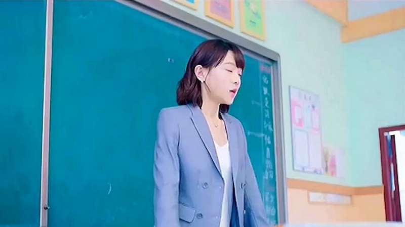 同学们不重视新班主任,实则是个狠角色,让人目瞪口呆