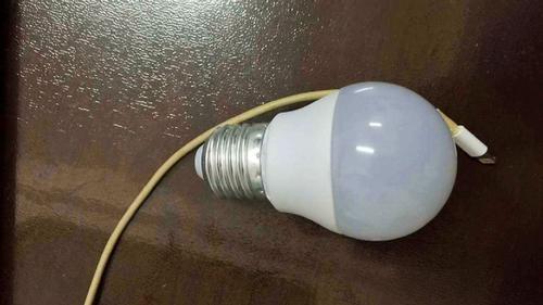 节能灯泡不亮了,钻几个小洞厘革下,放家里太有用了,学学