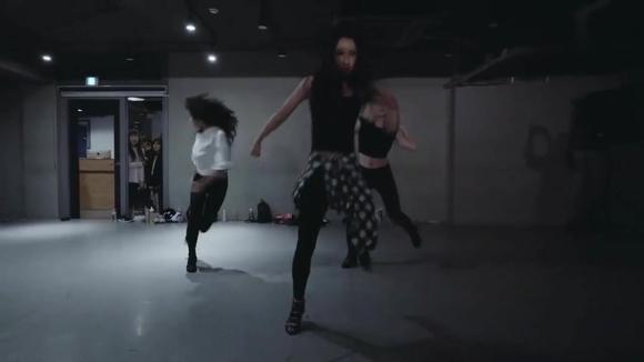 超火的一段舞蹈视频,节奏感超强,适合女生,简单帅气!