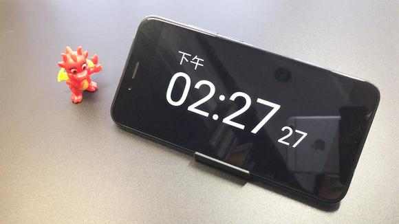 旧手机不要丢掉,很简单就能做成一个电子时钟,放在桌上太好看了