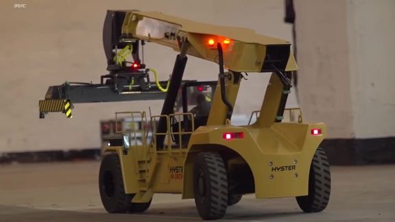 仿真机械模型,这一辆车,应该是搬运集装箱的!