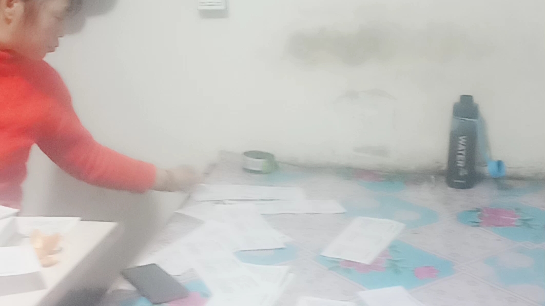 为了给村民做核酸检测,提前统计人数,填表,挣这点钱真不容易啊,干的多...