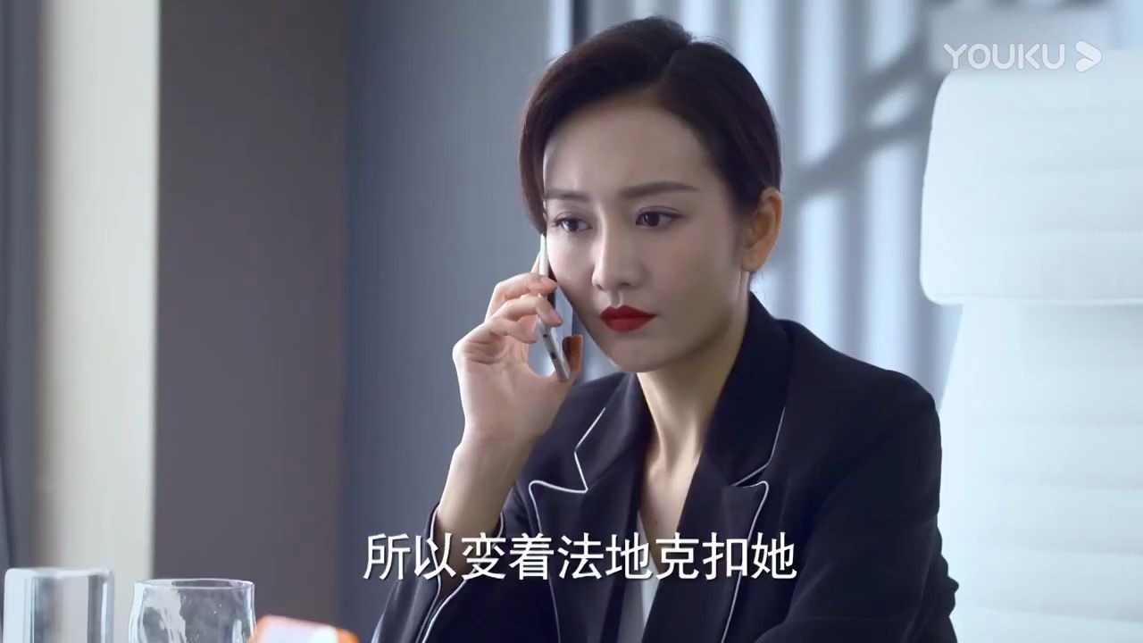 王鸥当上高级主管,一身职业黑色西装靓爆全场,下级各个不敢怠慢_超清