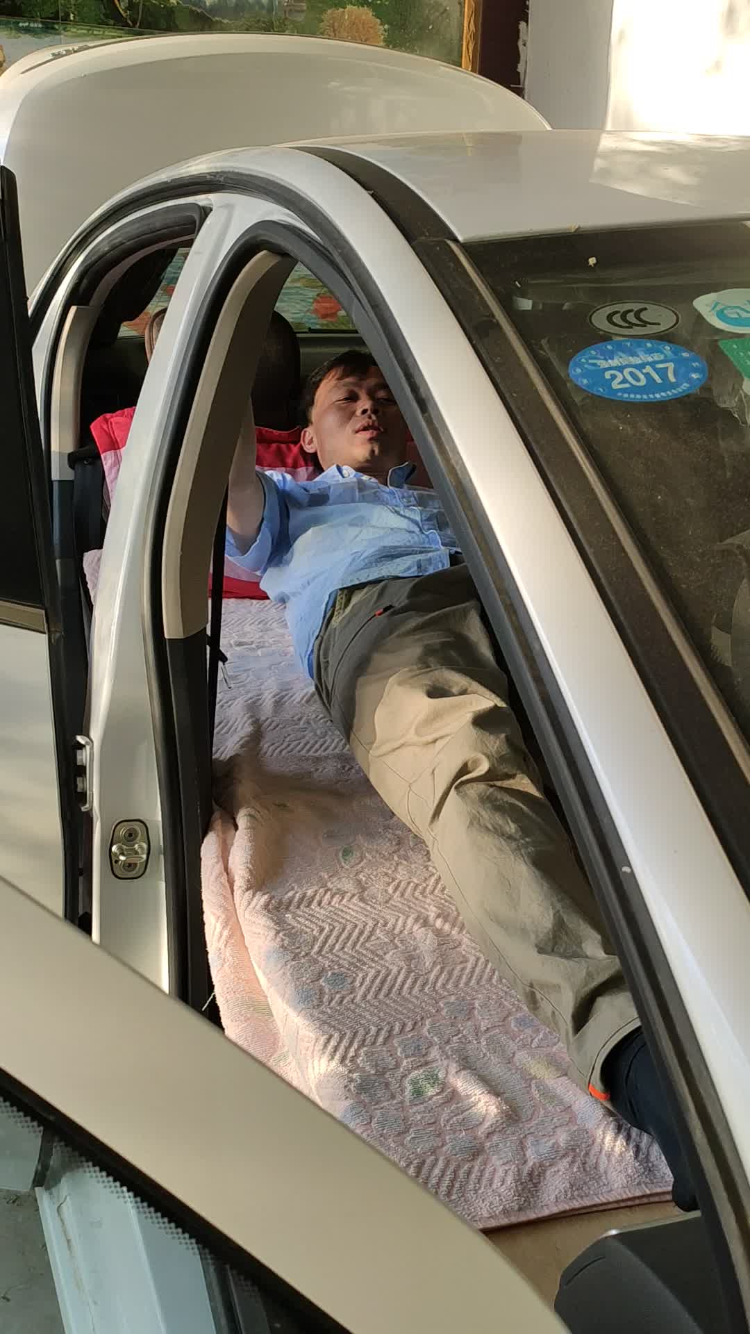 轿车用木板改的床车,体验在车里睡觉的感受怎么样