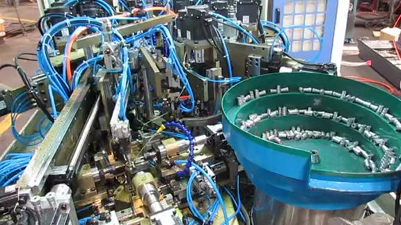 ...多工位专用设备,可根据客户要求定制#数控车床 #机器人 #车床机械手