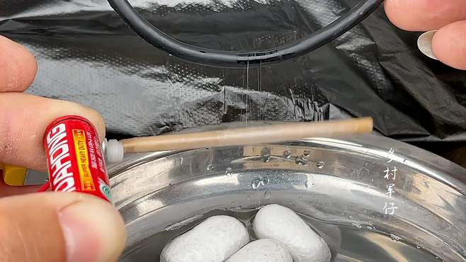 蚕茧抽丝全过程:煮熟后利用马达旋转,抽出的丝晶莹剔透!